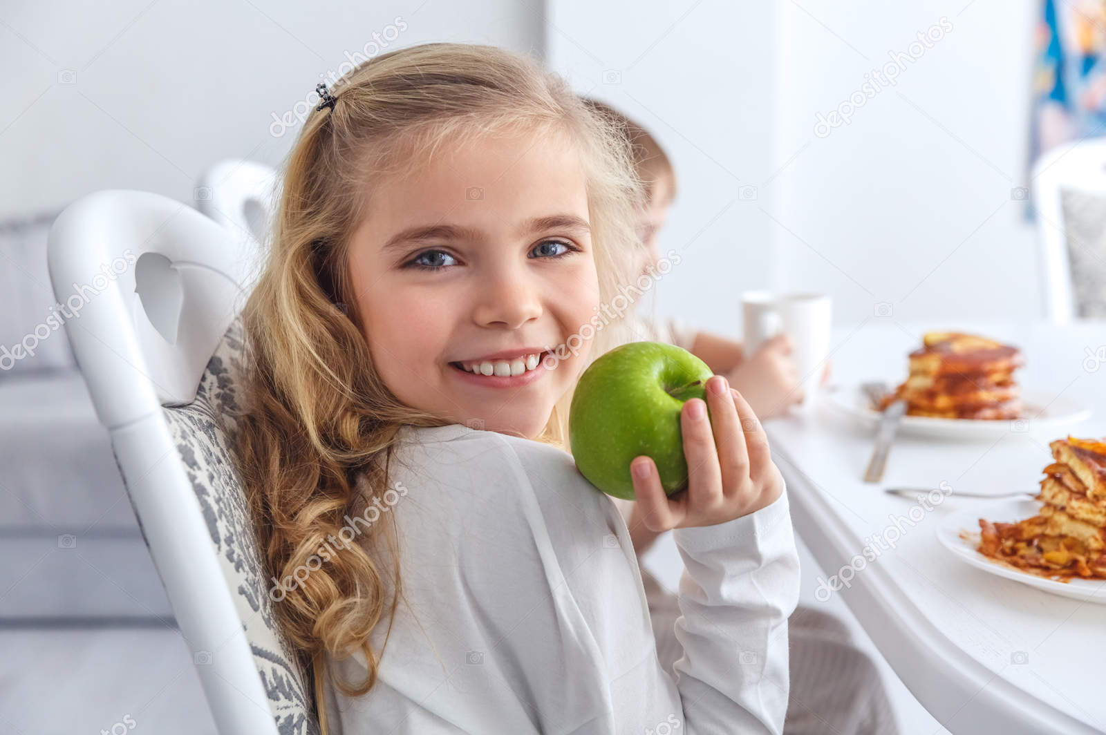 depositphotos_182151678-stock-photo-child-with-apple - Shani Taub Nutrition
